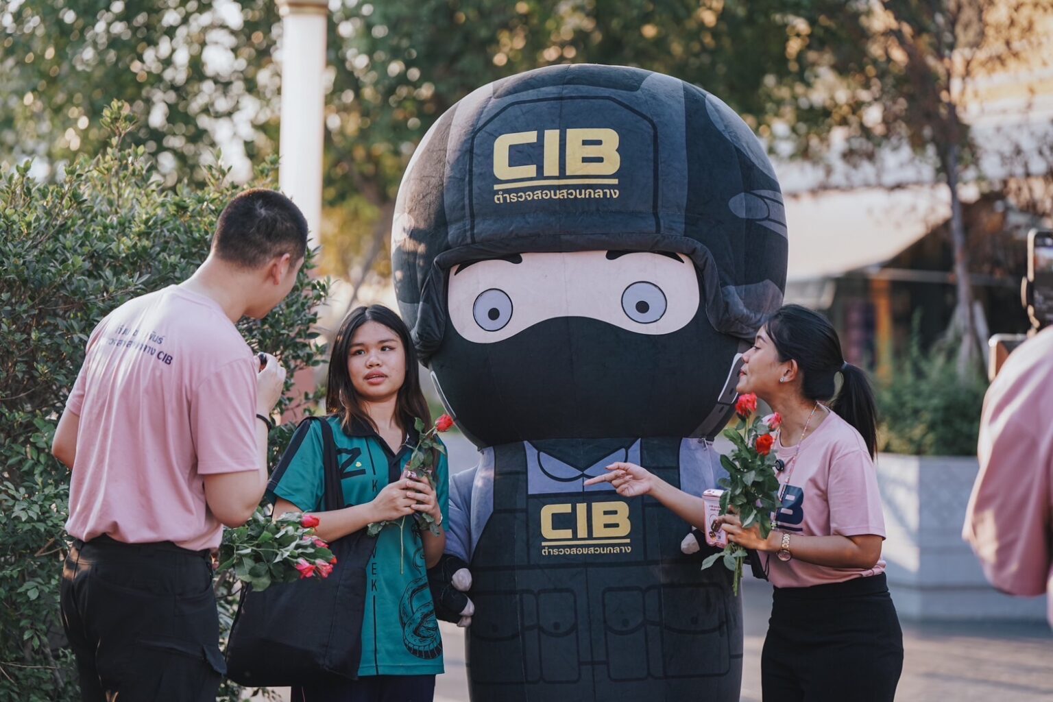 ตำรวจสอบสวนกลาง (CIB) ลงพื้นที่ท่าช้างวังหลวง กับกิจกรรม "CIB เตือนรัก ...